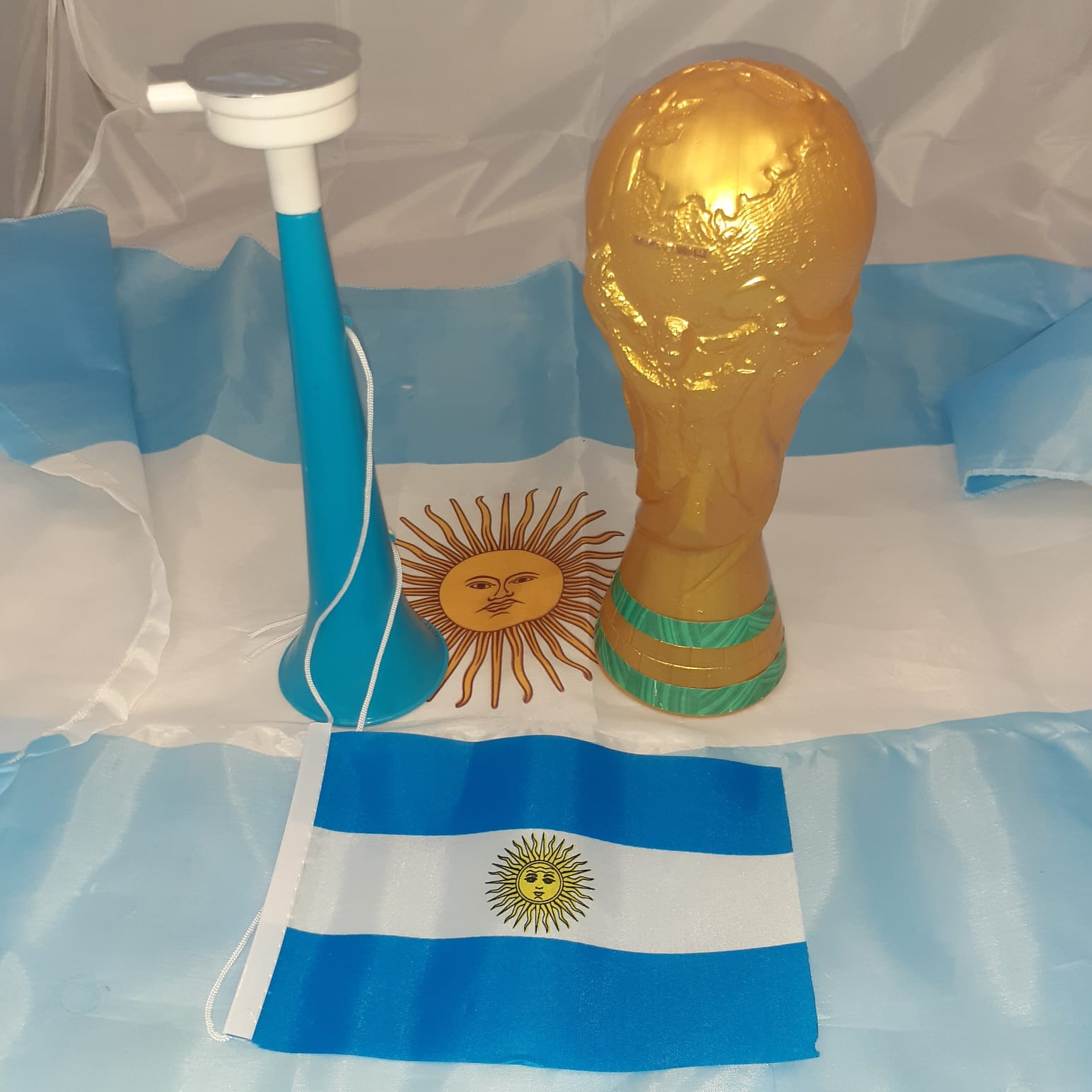 CORNETA ARG 30CM APROX C/BANDERA X1 | Cotillón Smile
